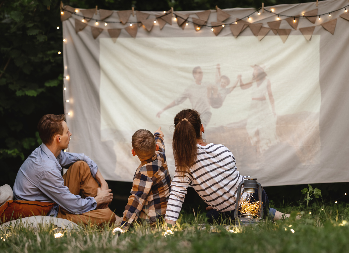 9 ideas for epic summer family nights - PoolSpaForum.com